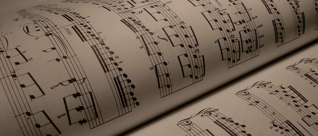 Avoinna oleva mustabalkoinen nuottivihko.