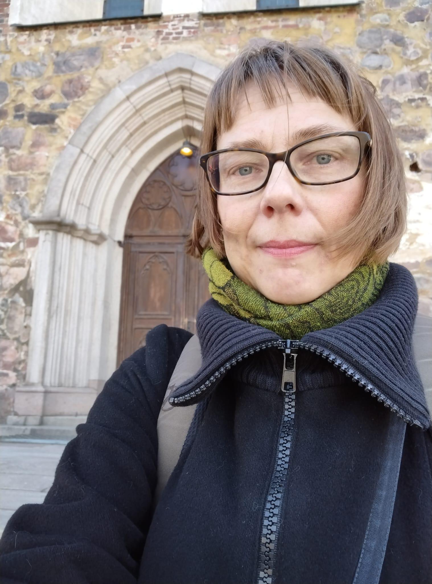 Hanna-Kaisa Hartala kirkon edessä