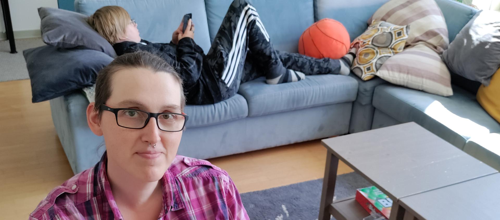 Etualalla suunnittelija Heidi Holappa MLL:stä taustallaan sohvalla ...