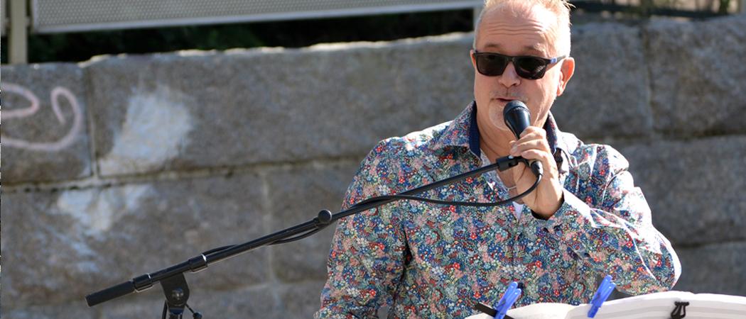 Petri Laaksonen aurinkolasit silmillään kosketinsoittimineen Sitratorilla.